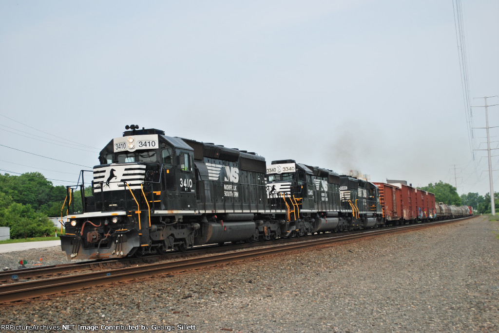 A trio of SD40s haul B10 into Maple Heights.